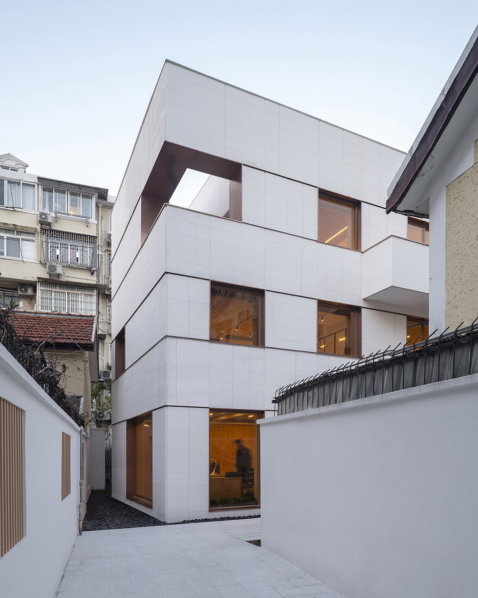 Office villa renovation in FFC Shanghai, China by HCCH Studio - 谷德设计网