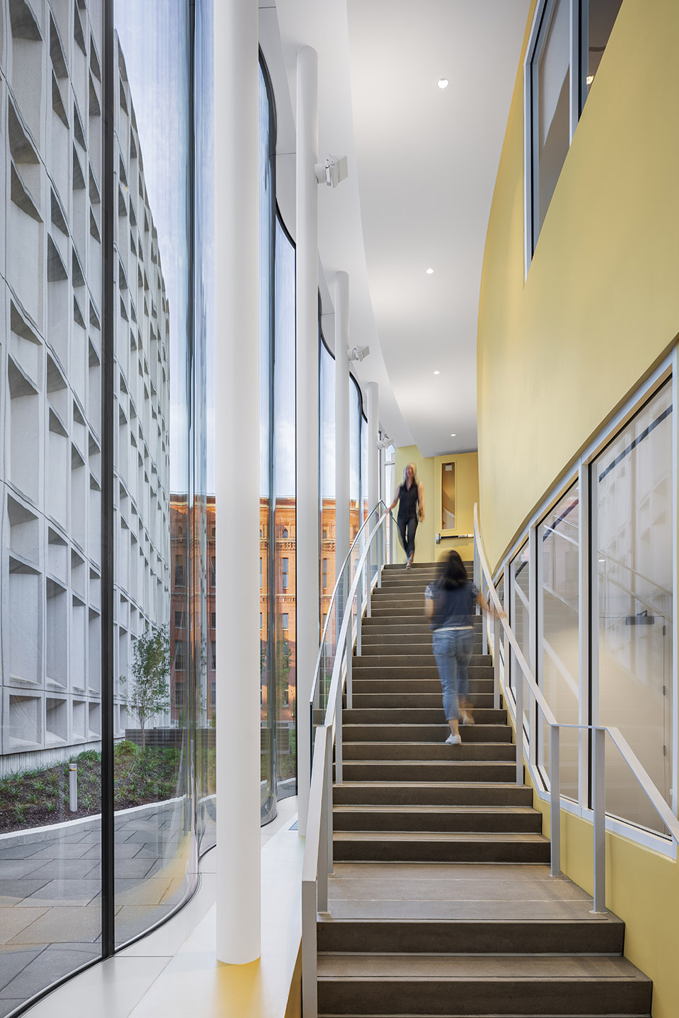 Yale University Center for Innovative Thinking by WEISS / MANFREDI - 谷德设计网