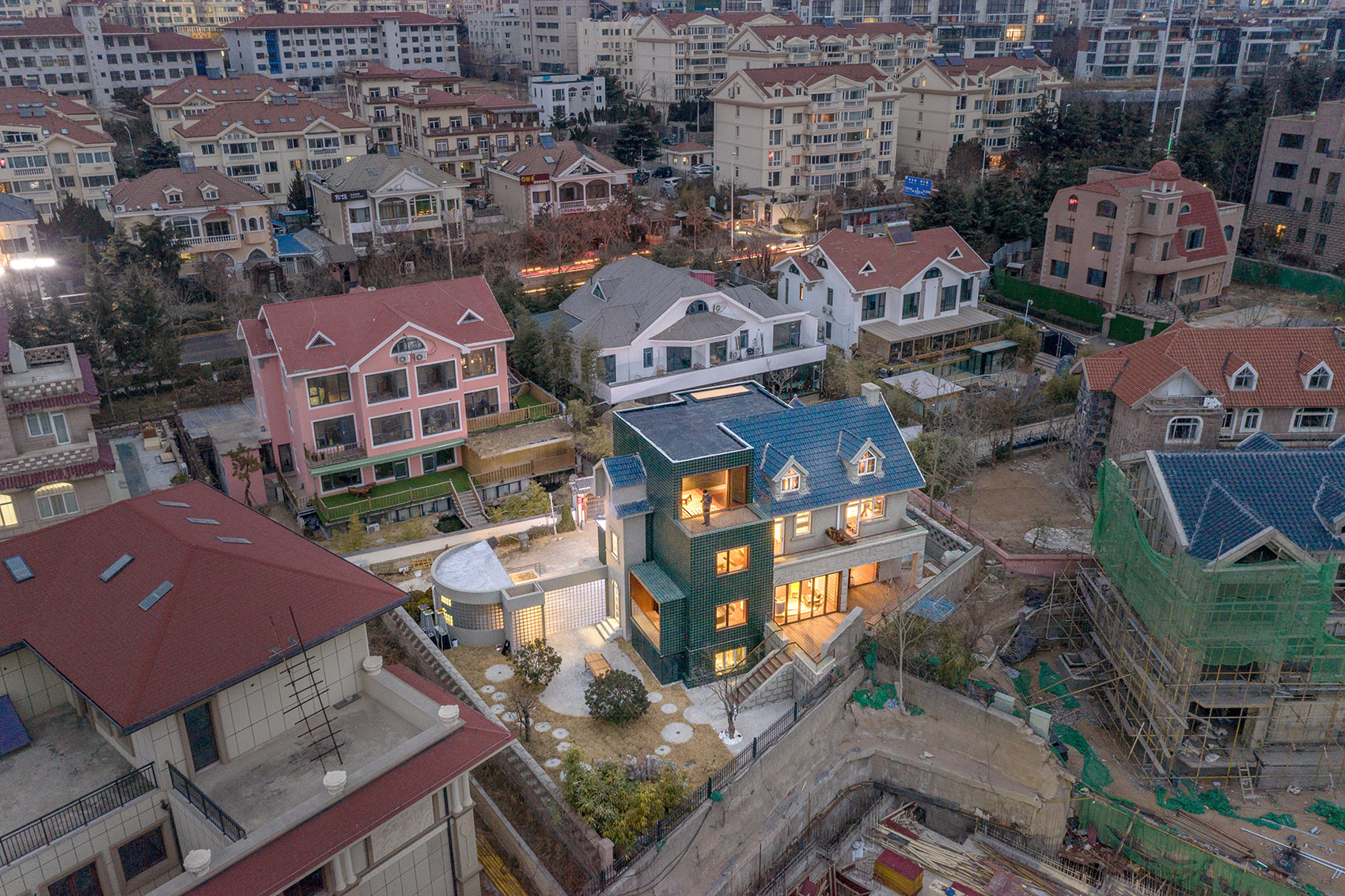 Wearing a Vest: Largo Tsingtao, China by House Fiction - 谷德设计网