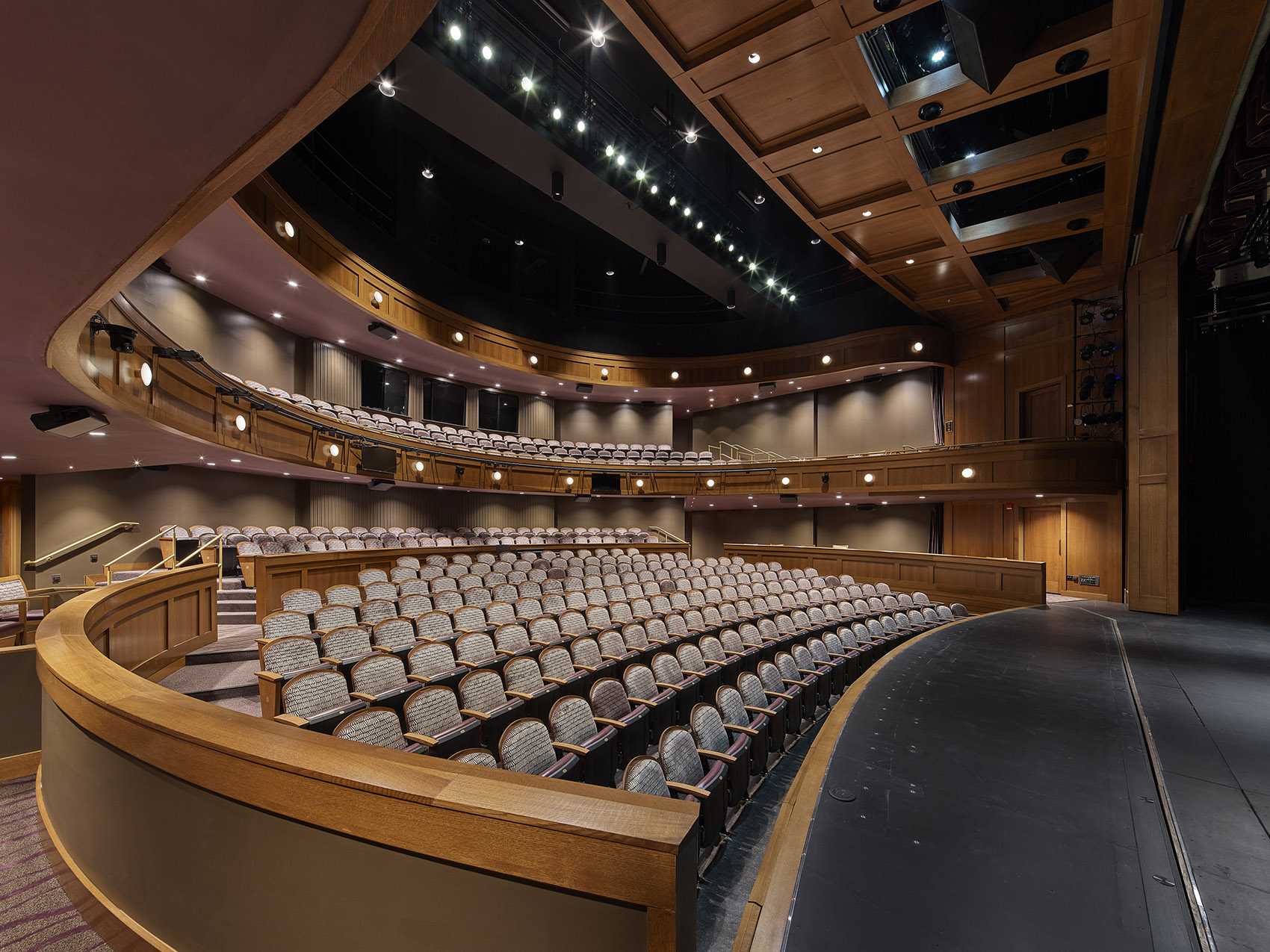 Joan and John Mullen Center for the Performing Arts by VMA - 谷德设计网