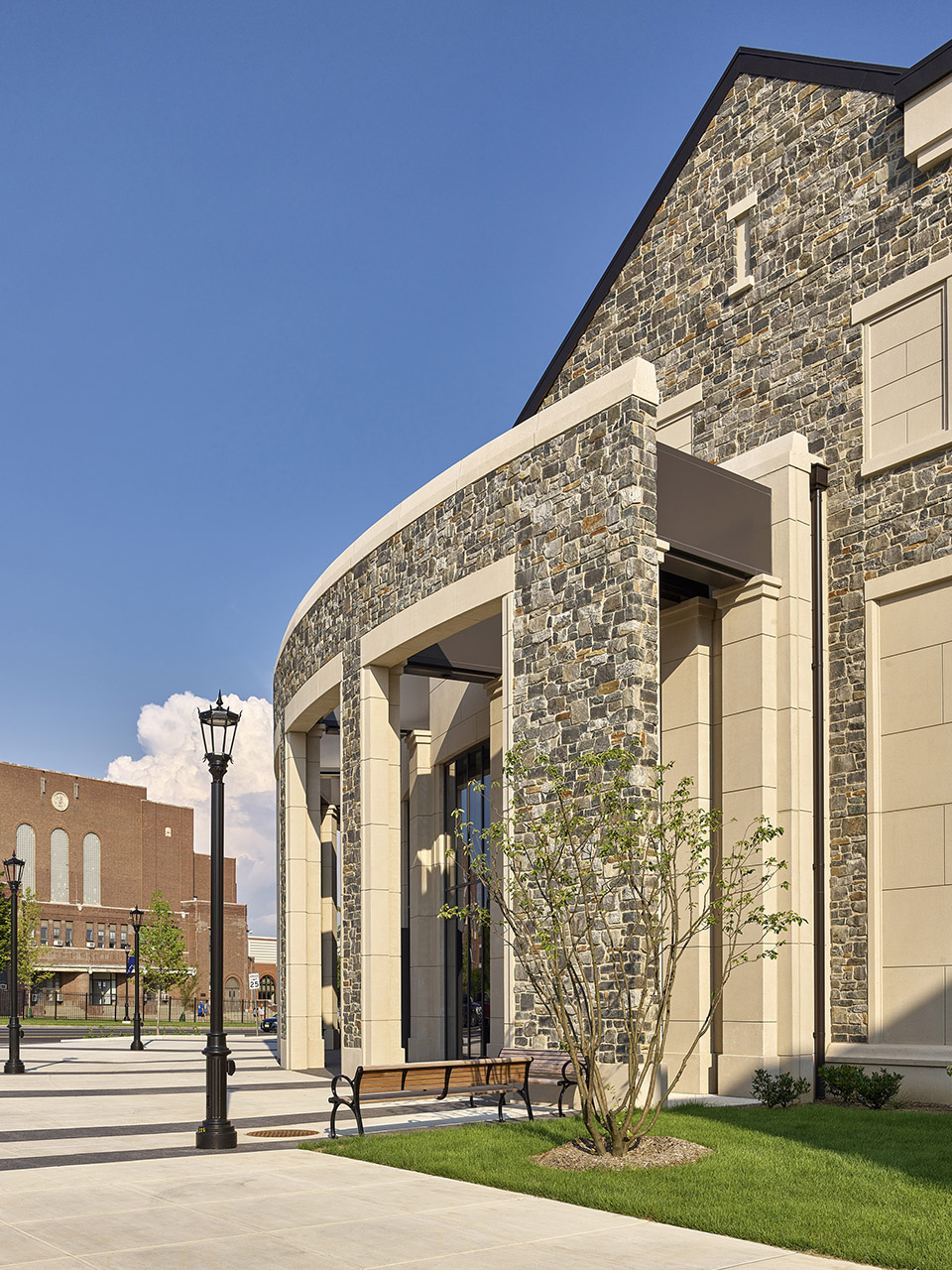 Joan and John Mullen Center for the Performing Arts by VMA - 谷德设计网