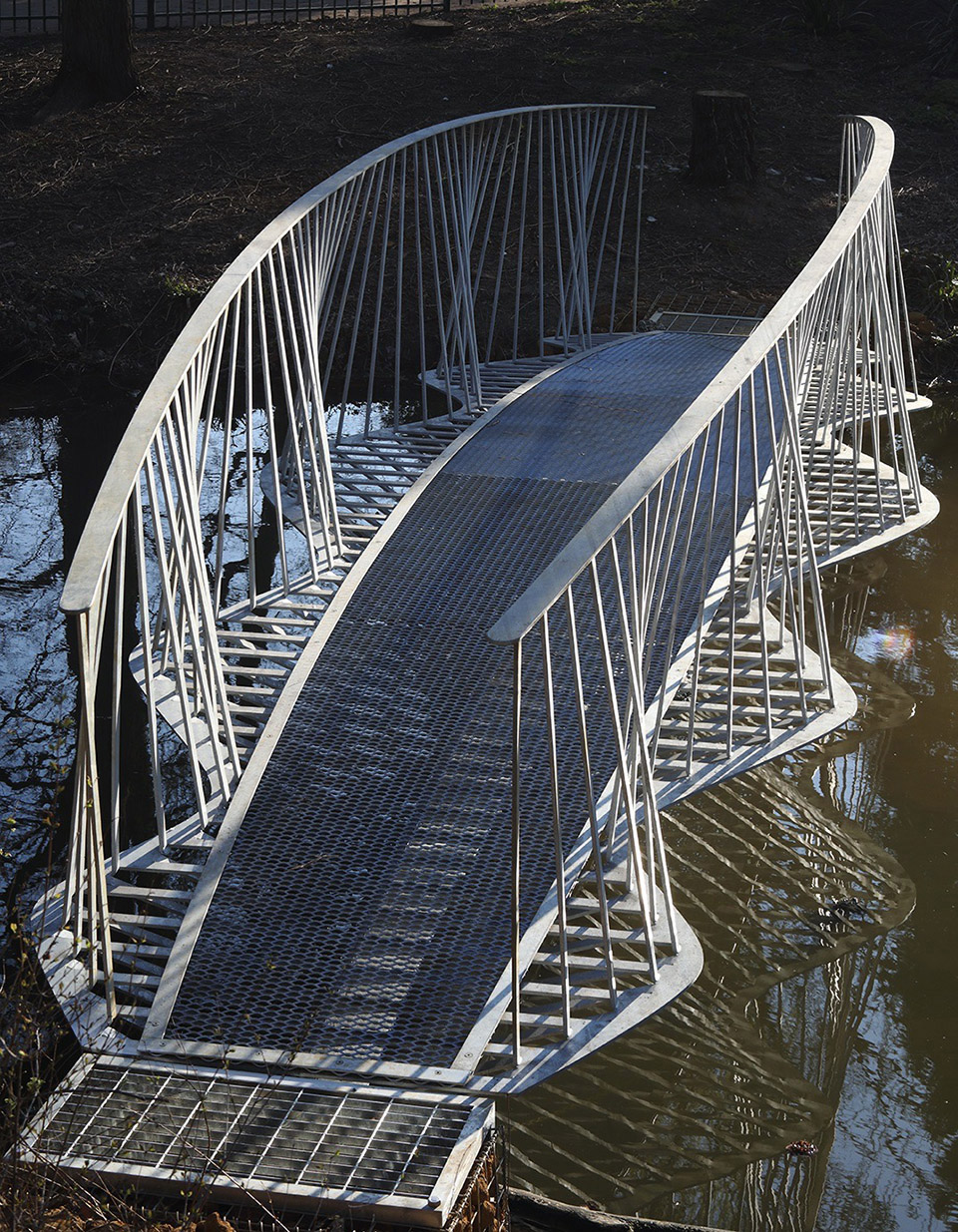 Swing Bridge by Tonkin Liu - 谷德设计网