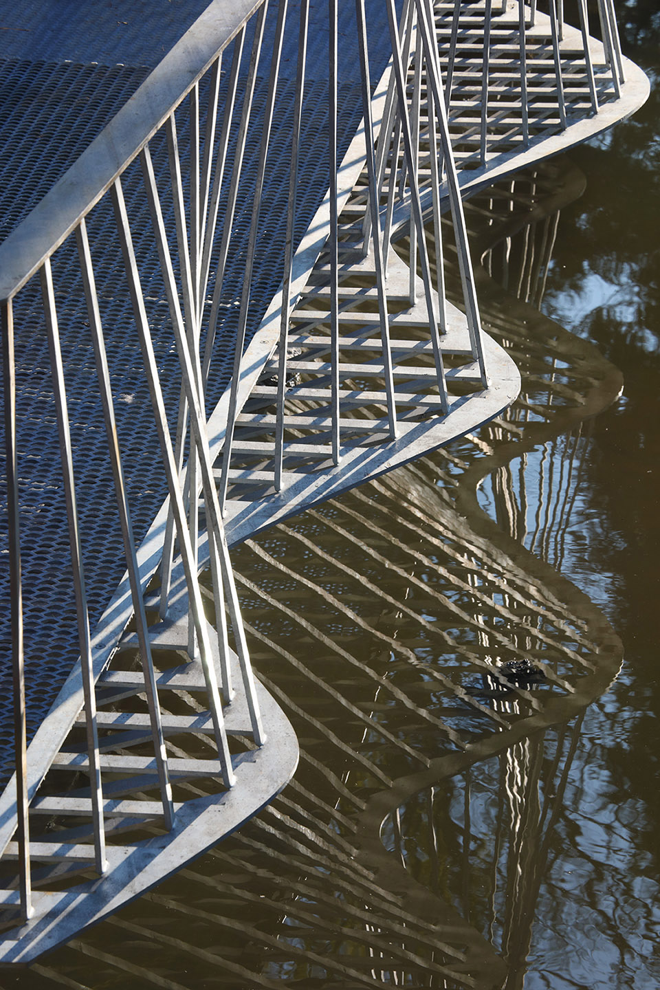 Swing Bridge by Tonkin Liu - 谷德设计网