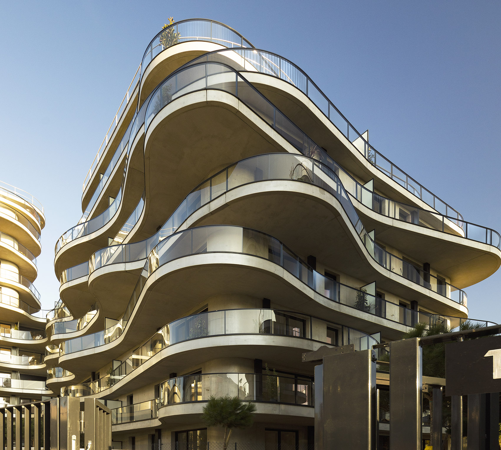Courbes Residential building by Christophe Rousselle Architecte - 谷德设计网