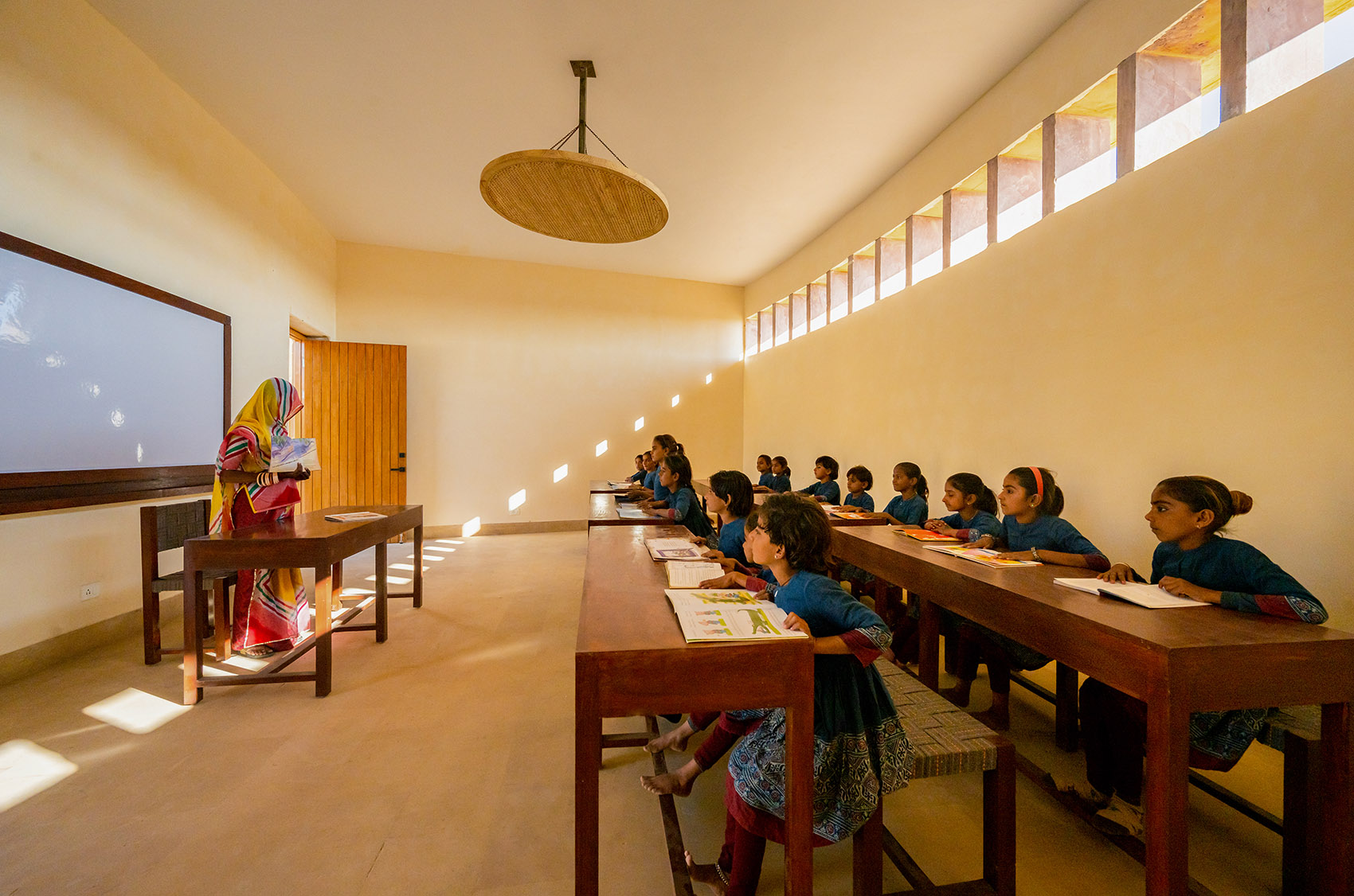 The Rajkumari Ratnavati Girl’s School by Diana Kellogg Architects - 谷德设计网