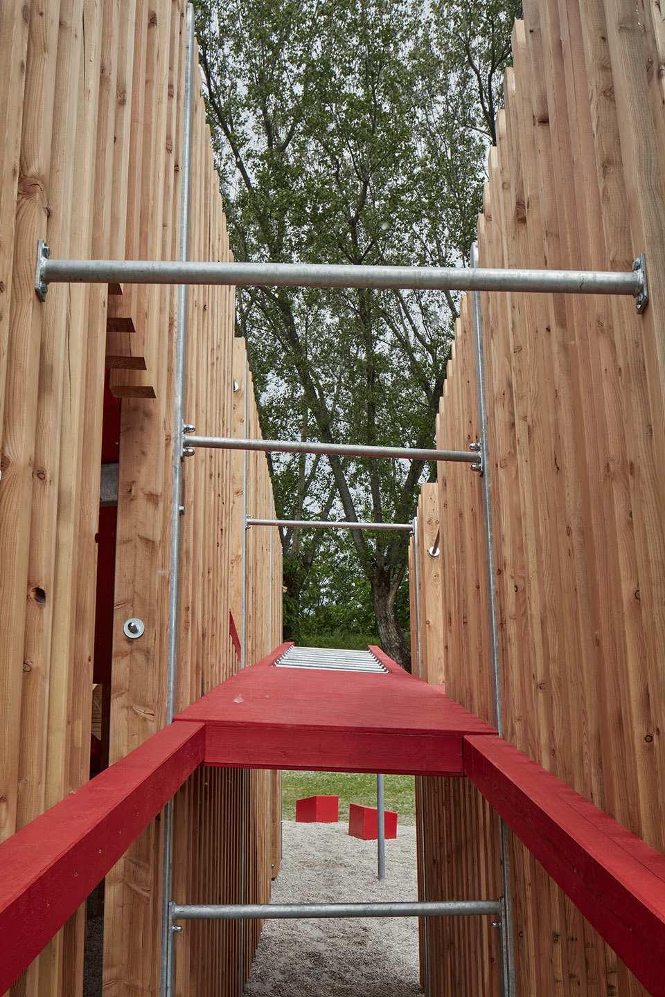 Installation OFF FENCE at the Biennale Architettura 2021 by SKULL ...