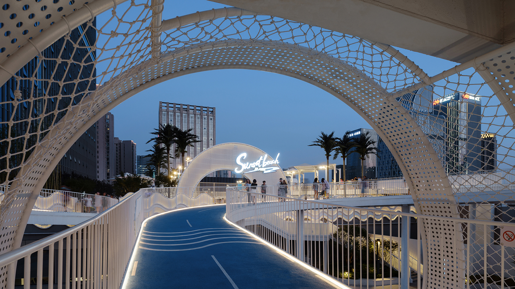 Wuhan Jiangchen Paradise Walk Rooftop Landscape, China by FLO - 谷德设计网