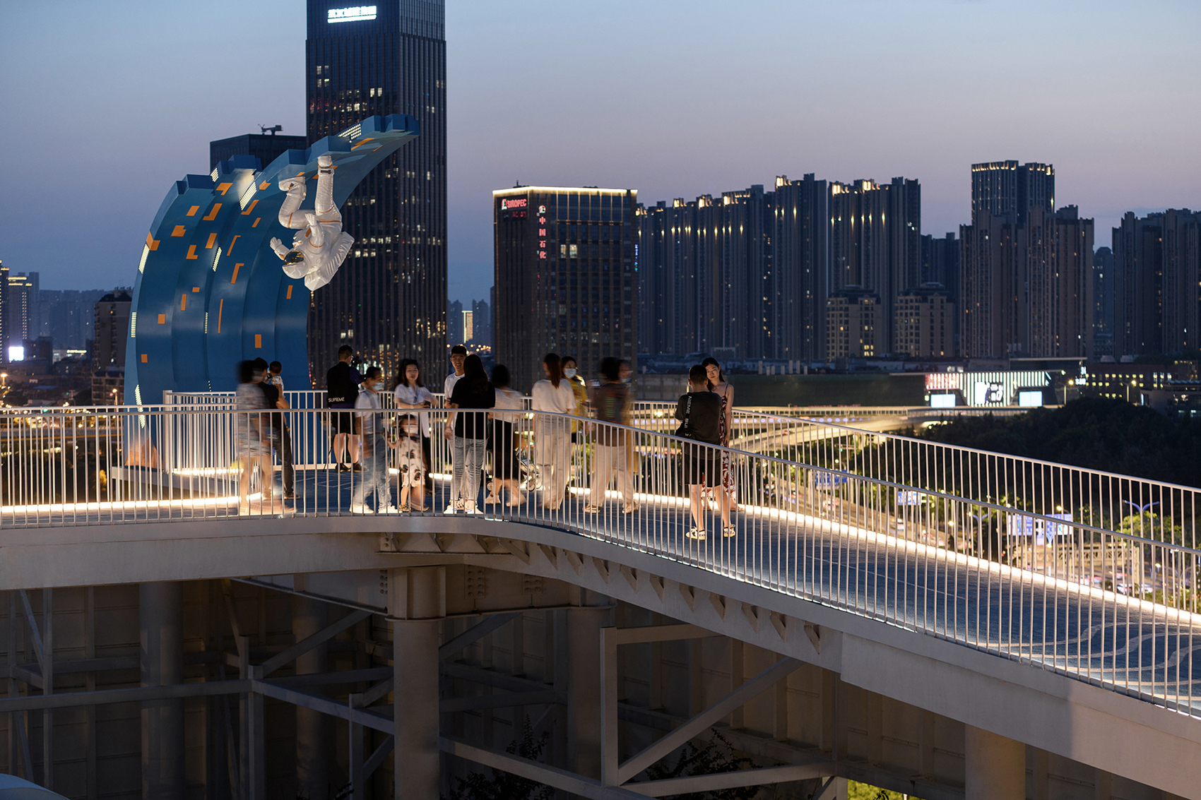 Wuhan Jiangchen Paradise Walk Rooftop Landscape, China by FLO - 谷德设计网