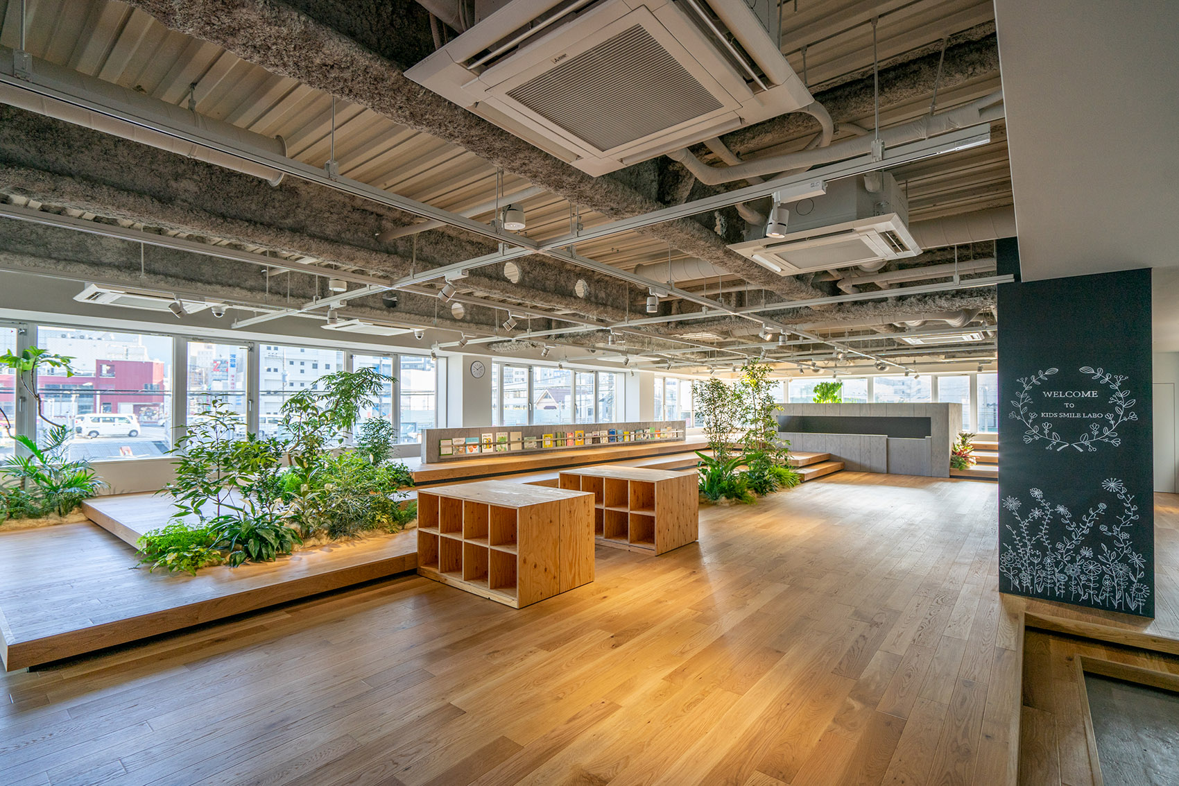 KIDS SMILE LABO Nursery by HIBINOSEKKEI + Youji no Shiro + KIDS DESIGN ...