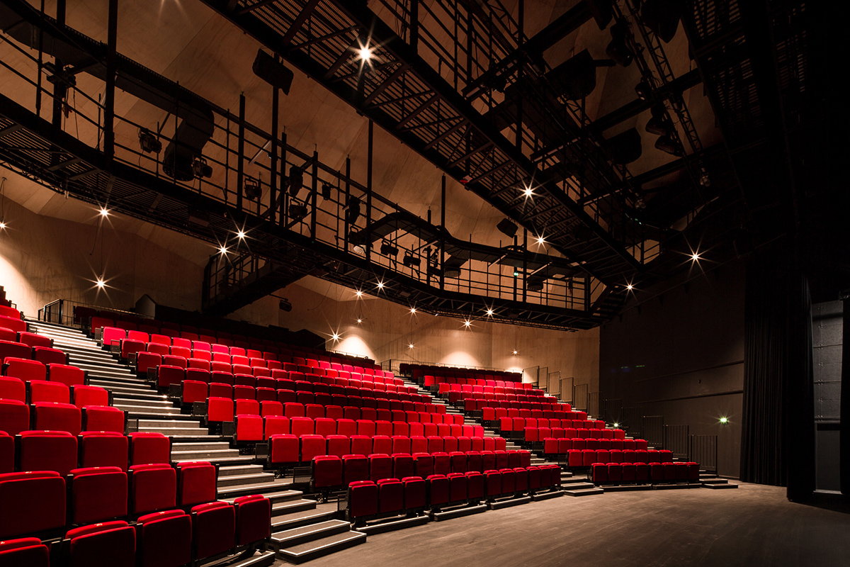 Domaine de Bayssan Auditorium and Open-air Amphitheater by K ...