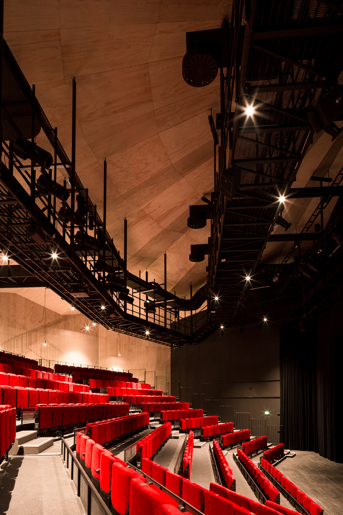 Domaine de Bayssan Auditorium and Open-air Amphitheater by K ...