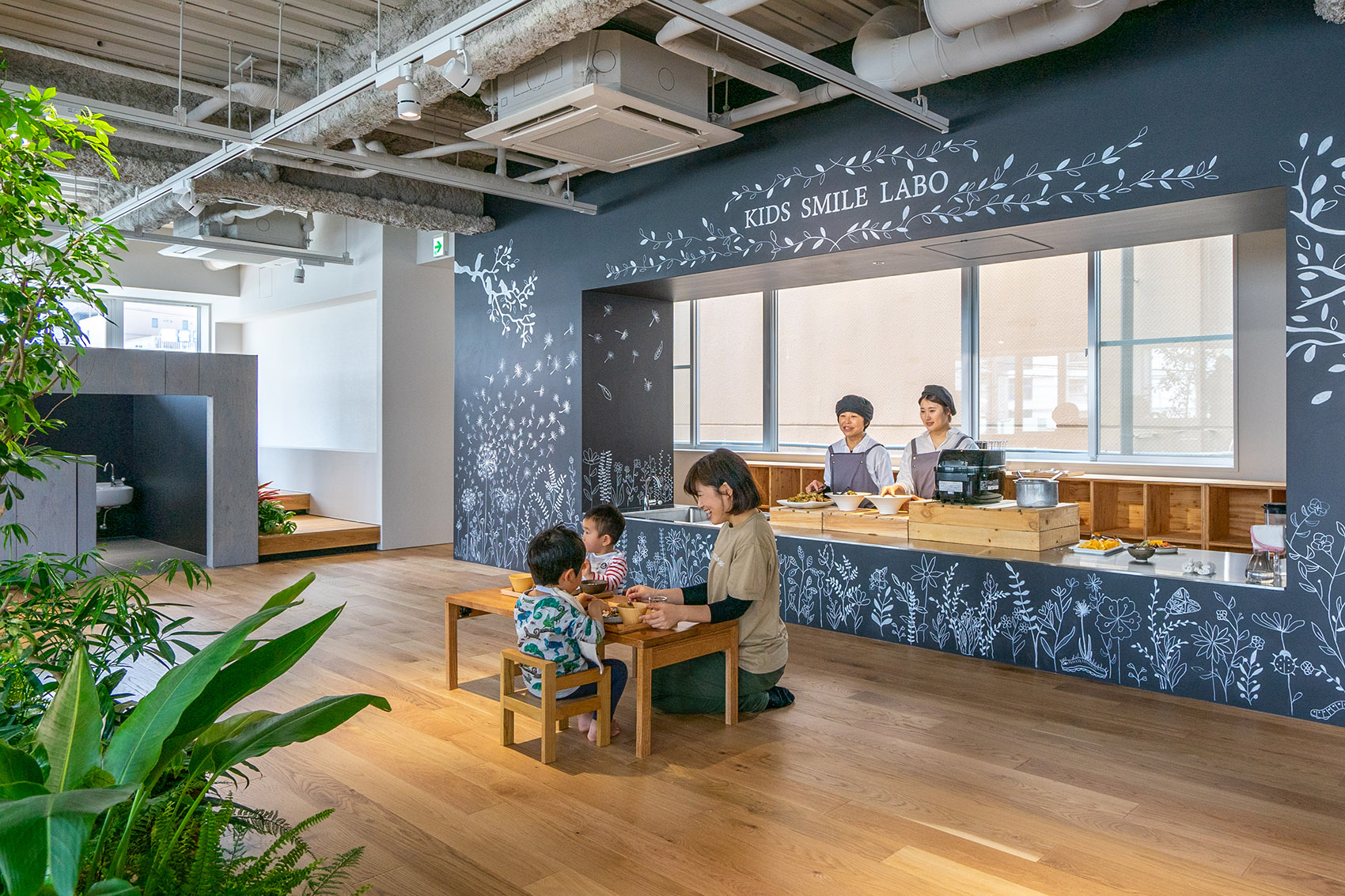 KIDS SMILE LABO Nursery by HIBINOSEKKEI + Youji no Shiro + KIDS DESIGN ...