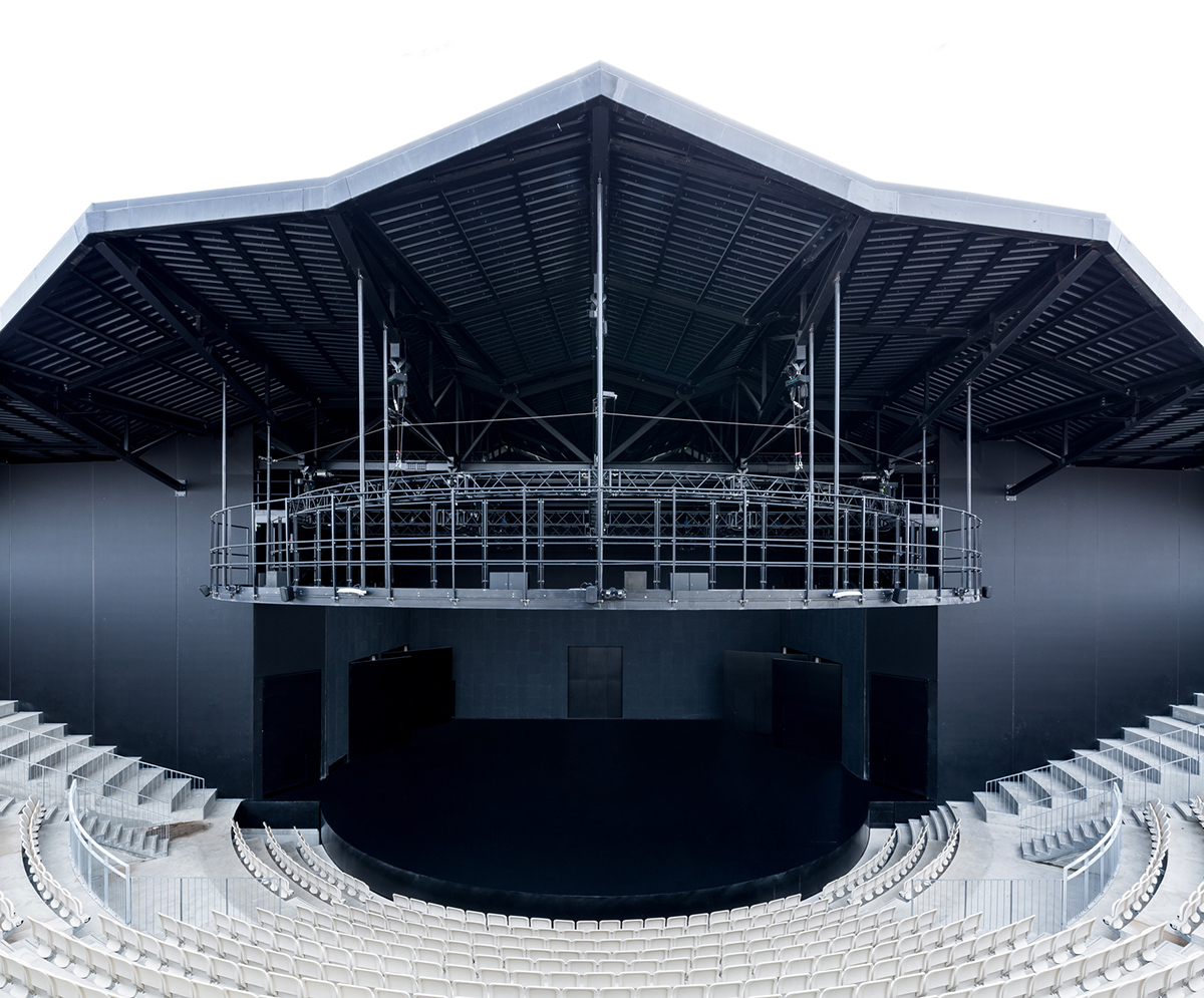 Domaine de Bayssan Auditorium and Open-air Amphitheater by K ...