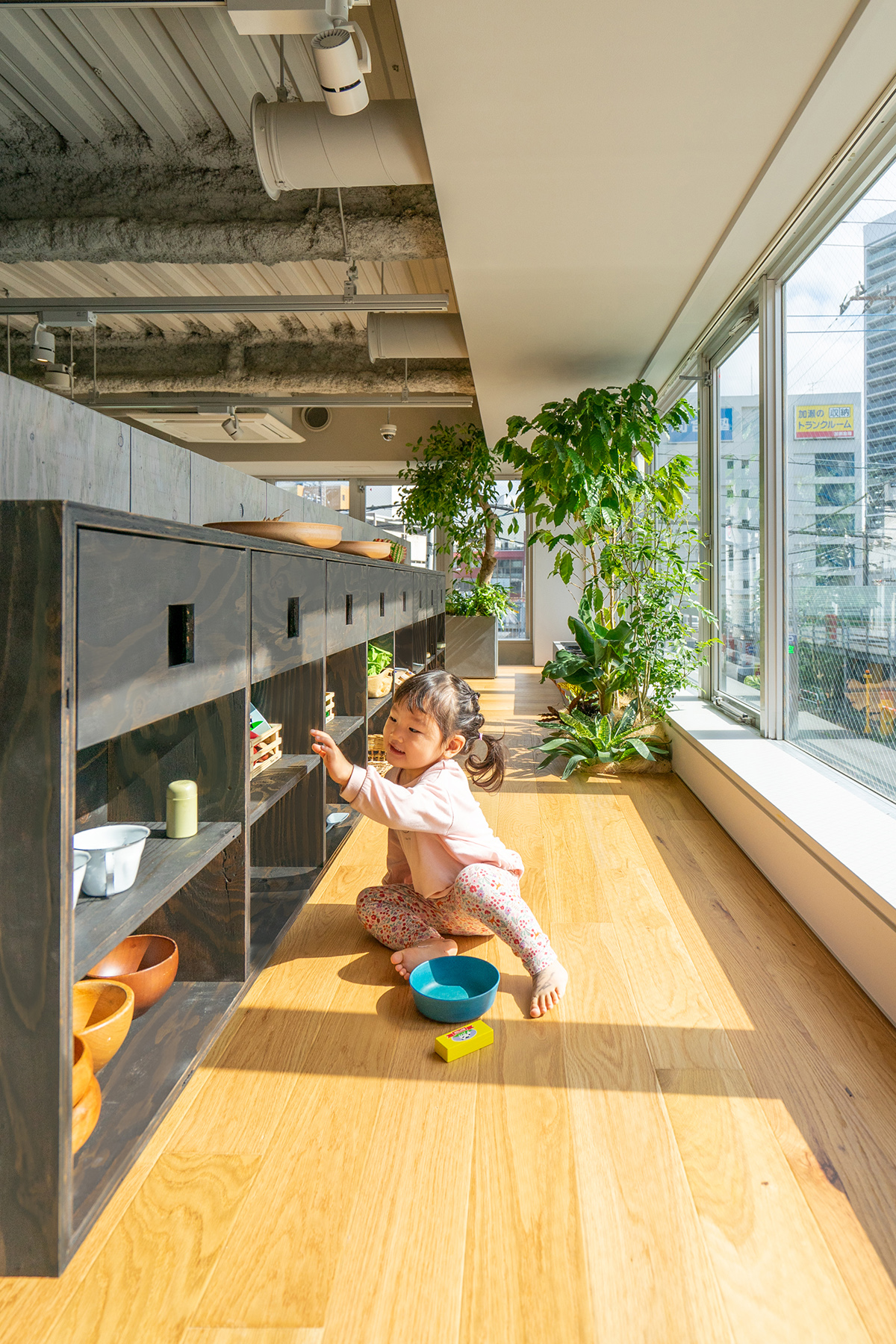 KIDS SMILE LABO Nursery by HIBINOSEKKEI + Youji no Shiro + KIDS DESIGN ...