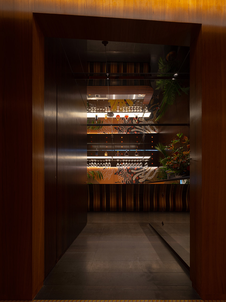 Man Chao Hui top-notch restaurant, China by Various Associates - 谷德设计网