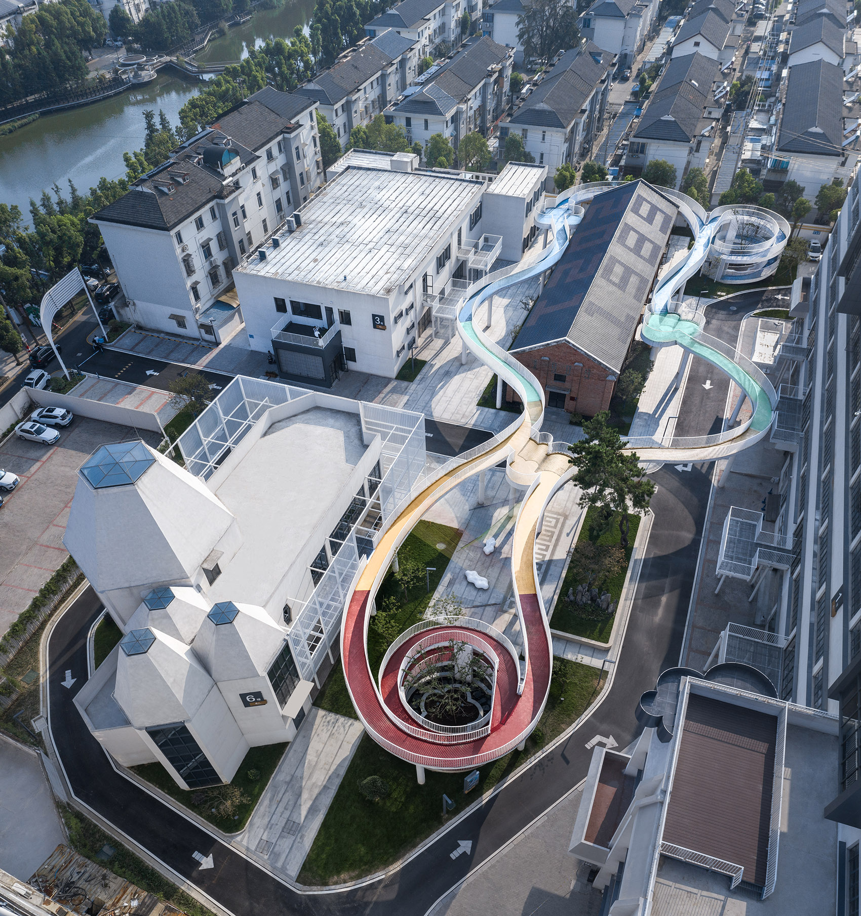 Jiangnan District Embroidered Garment Factory, China by MINAX - 谷德设计网