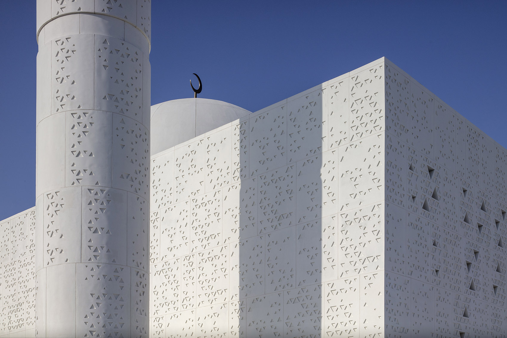 Mosque of The Late Mohamed Abdulkhaliq Gargash by Dabbagh Architects ...