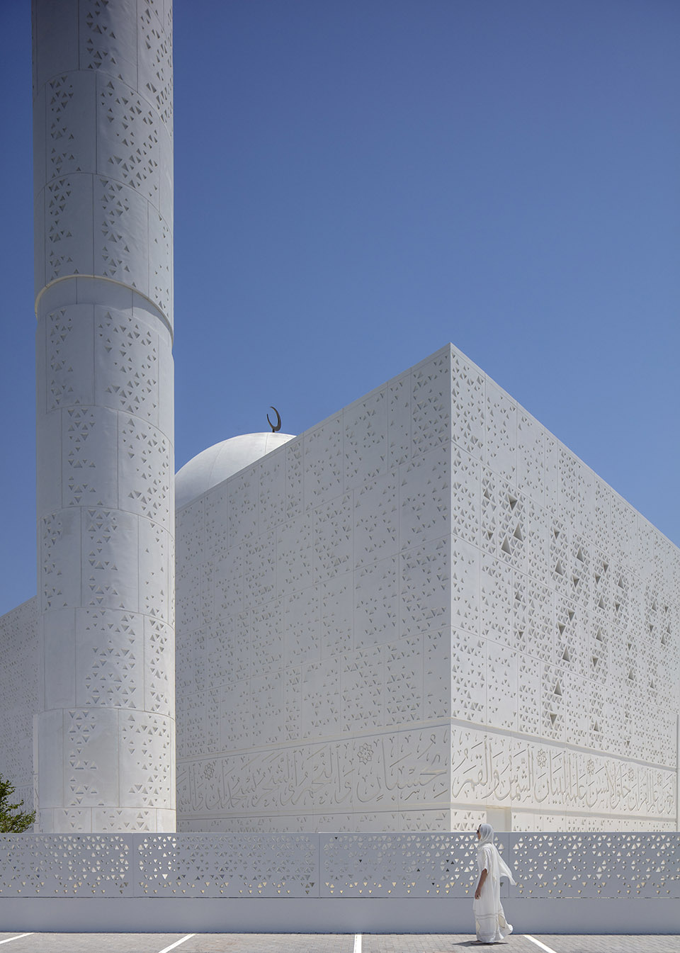 Mosque of The Late Mohamed Abdulkhaliq Gargash by Dabbagh Architects ...