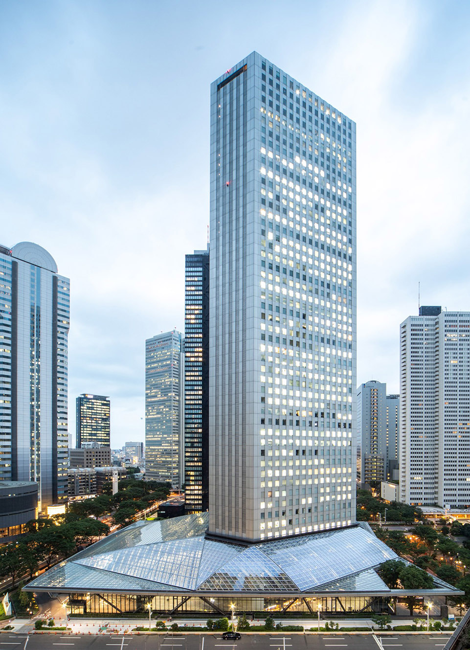 Shinjuku Sumitomo Building by Nikken Sekkei Ltd. - 谷德设计网