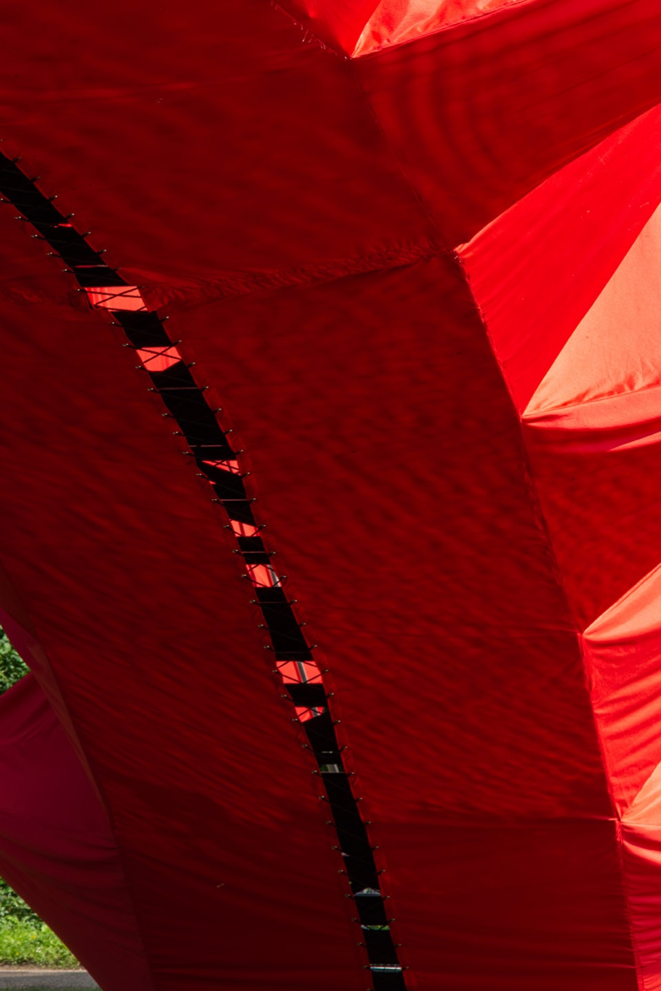 ‘Bridged’ by Steve Messam - 谷德设计网