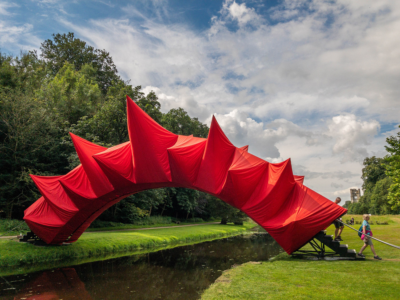 ‘Bridged’ by Steve Messam - 谷德设计网