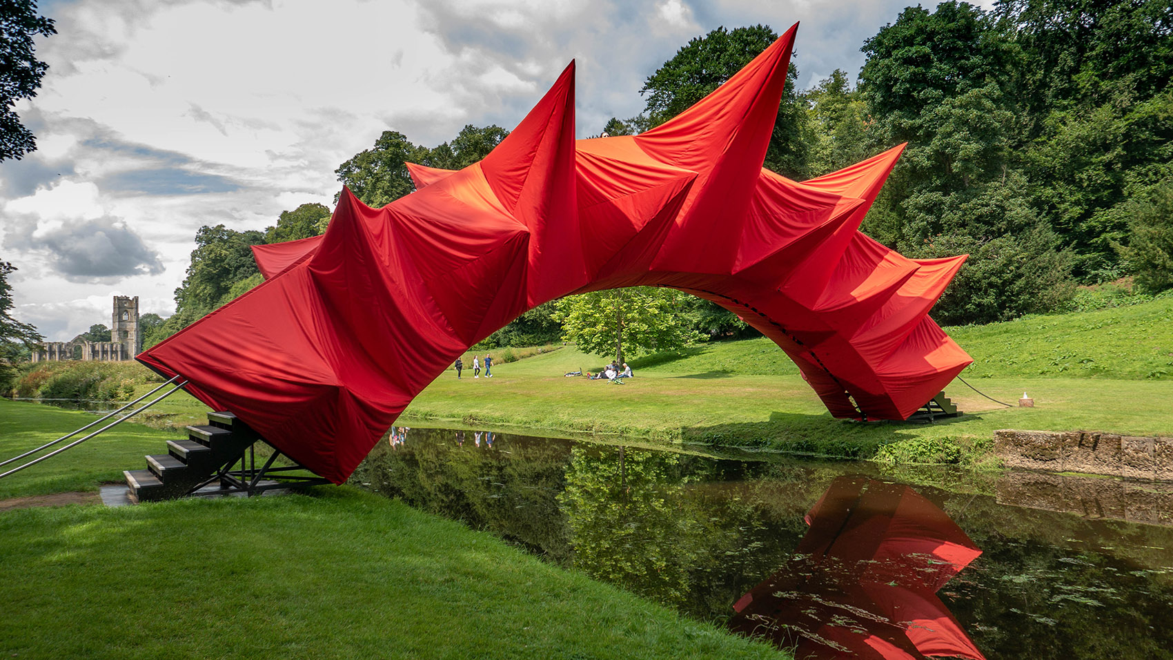 ‘Bridged’ by Steve Messam - 谷德设计网