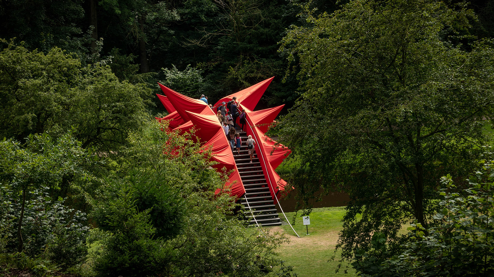 ‘Bridged’ by Steve Messam - 谷德设计网