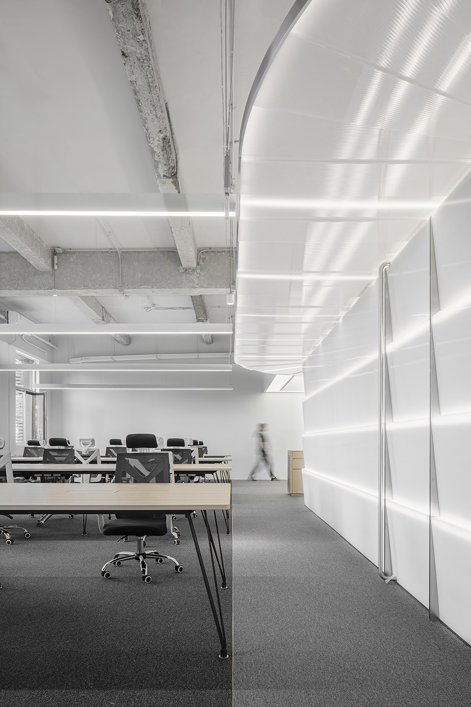 Cyber White Garden – Office space design for an advertising & media ...