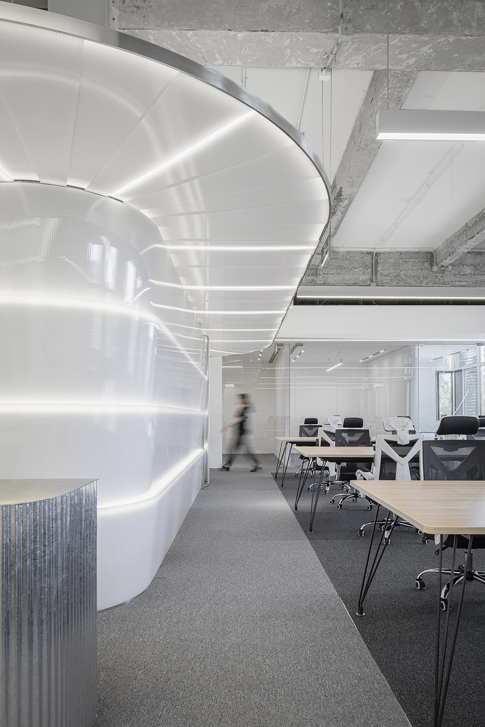 Cyber White Garden – Office space design for an advertising & media ...