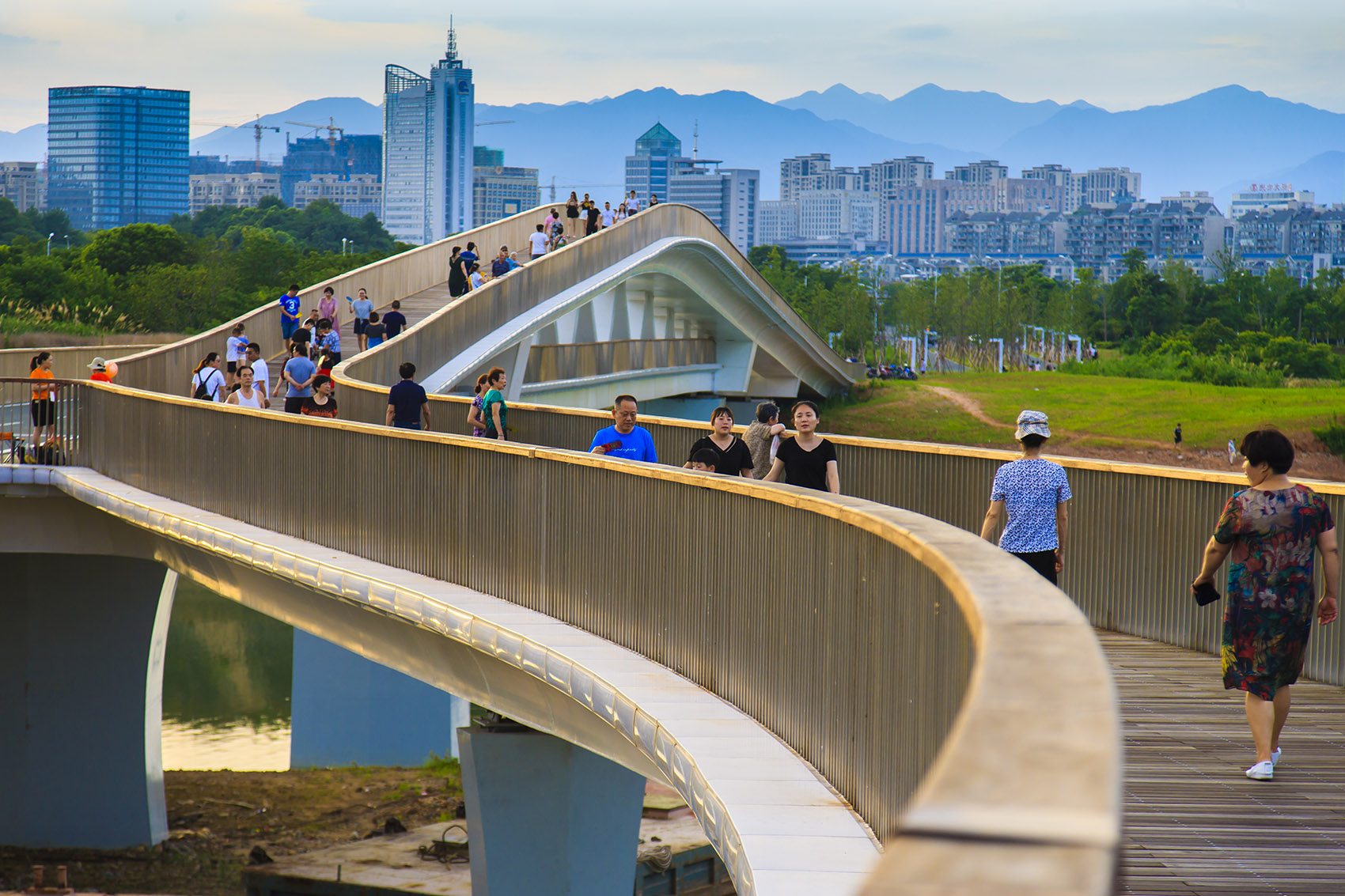Lixian Landscape Bridge, China by Turenscape - 谷德设计网