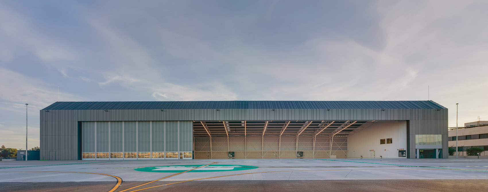 Private Terminal at Manises Airport by ERRE arquitectura - 谷德设计网
