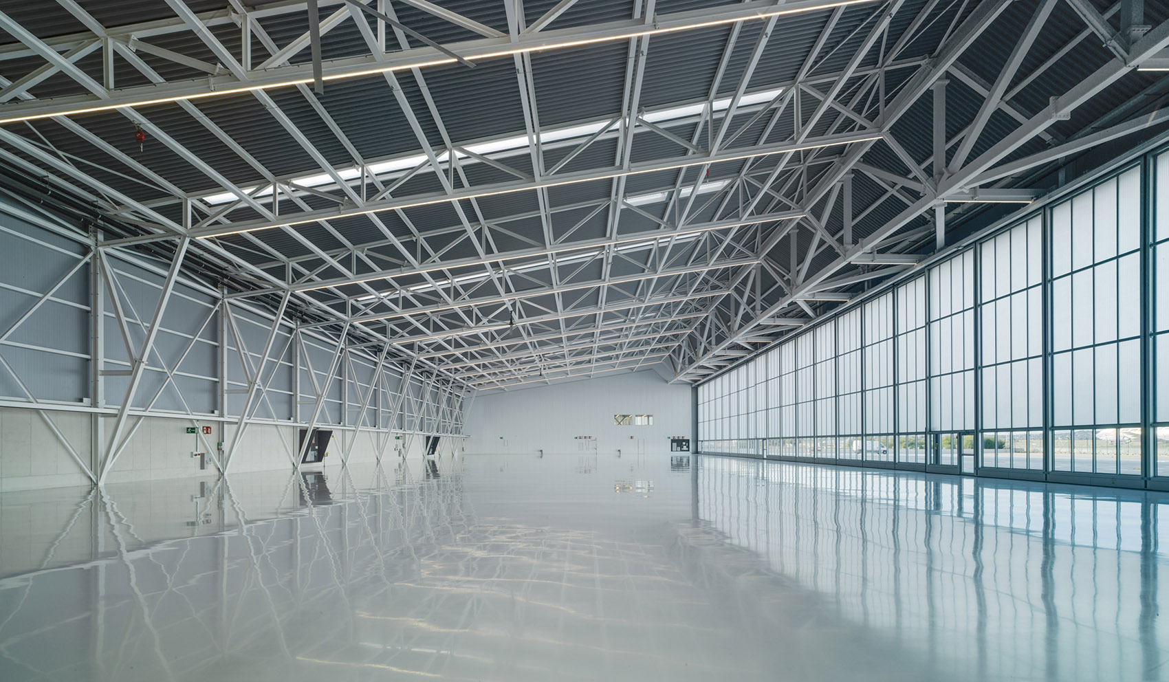 Private Terminal at Manises Airport by ERRE arquitectura - 谷德设计网