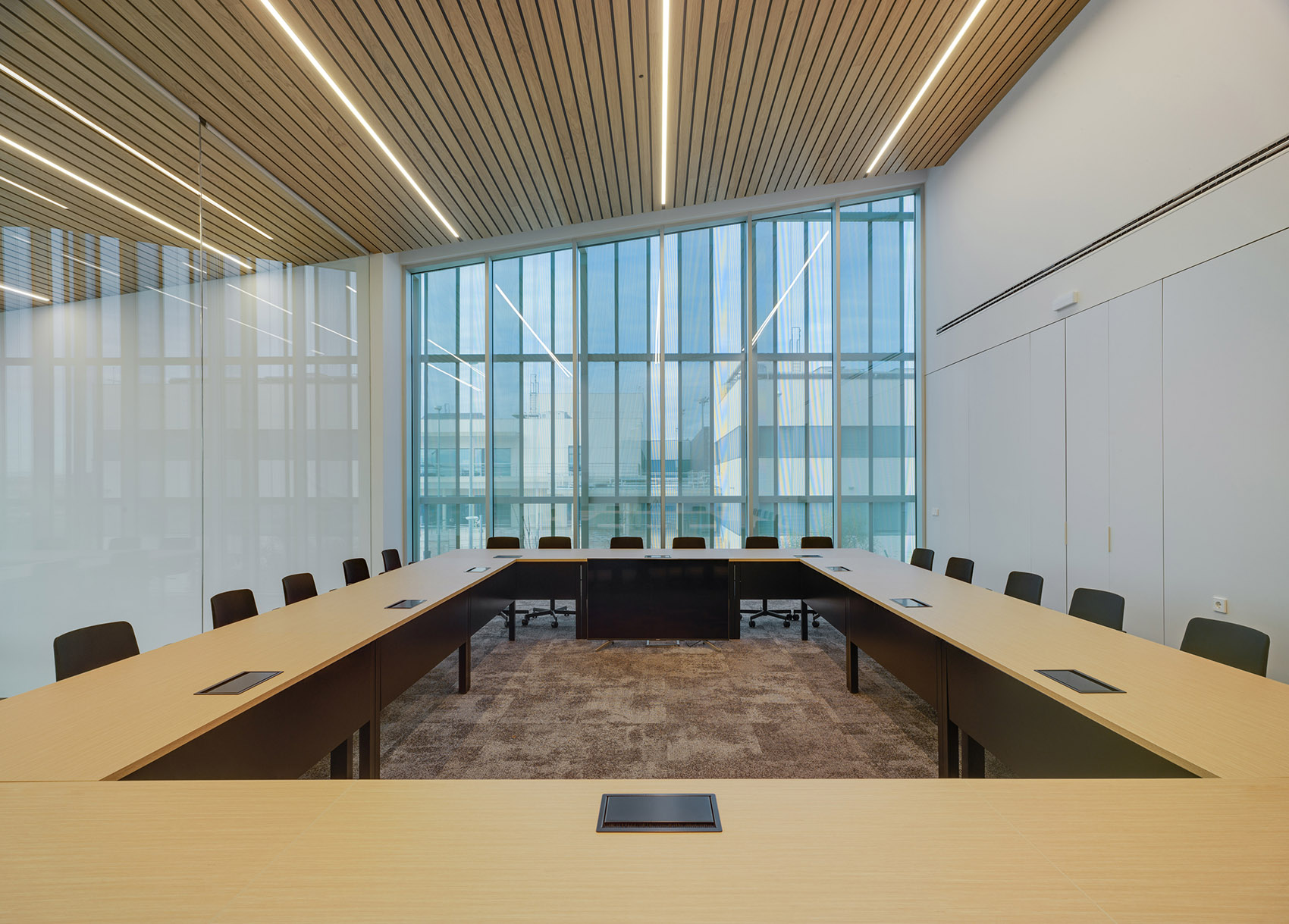 Private Terminal at Manises Airport by ERRE arquitectura - 谷德设计网