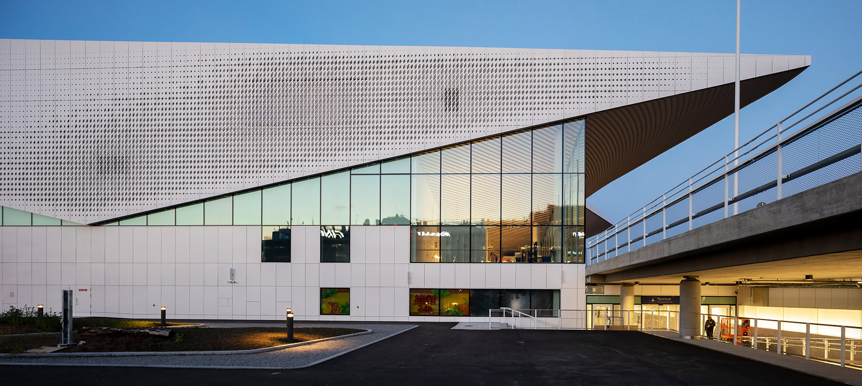 HELSINKI AIRPORT DEPARTURES AND ARRIVALS BUILDING by ALA Architects - 谷德设计网