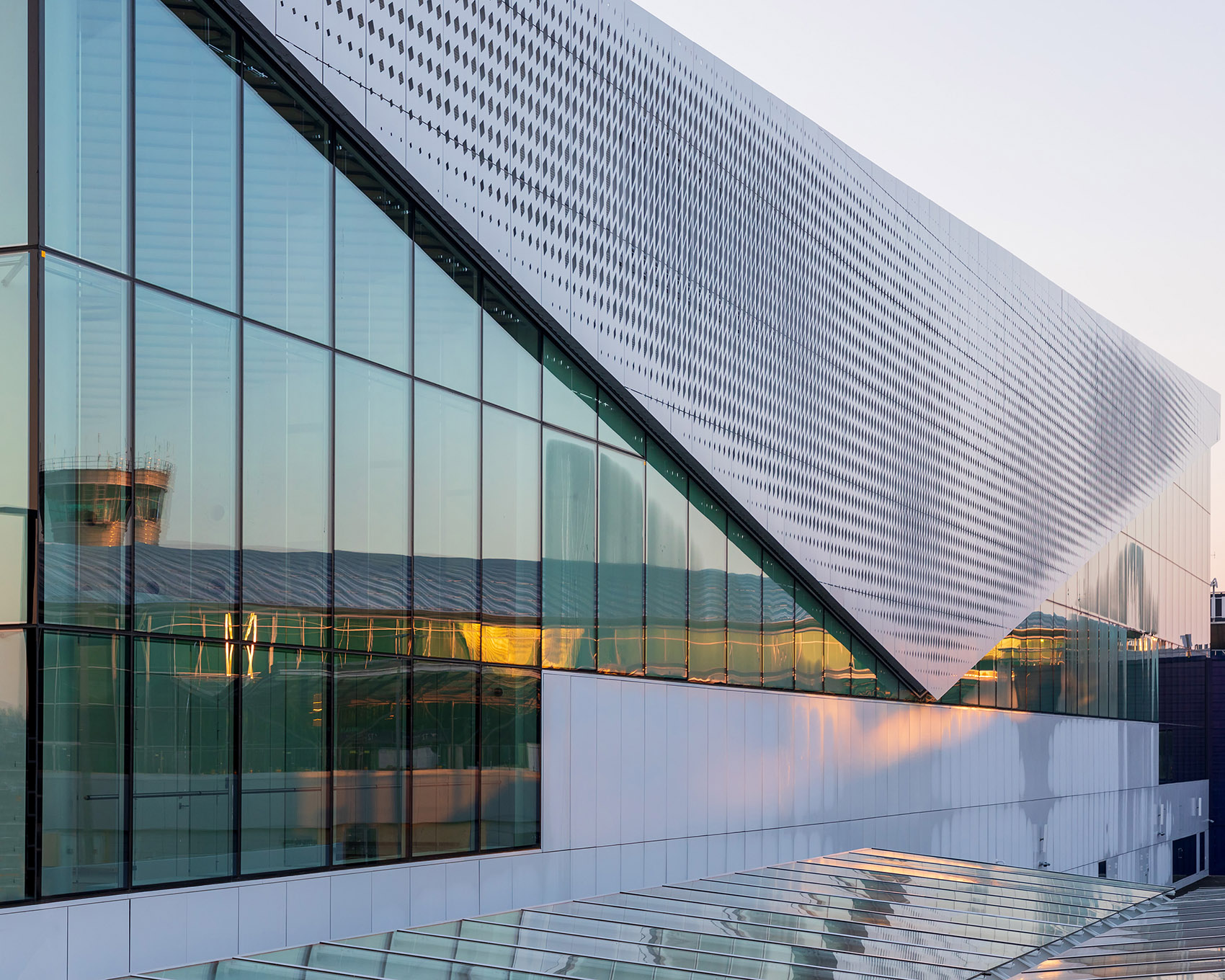 HELSINKI AIRPORT DEPARTURES AND ARRIVALS BUILDING by ALA Architects - 谷德设计网