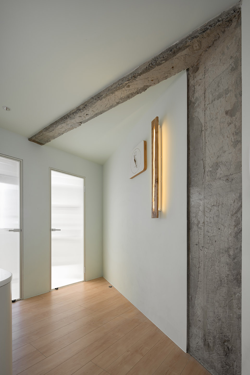 A center core surrounded by bookcases, China by Atelier D+Y - 谷德设计网