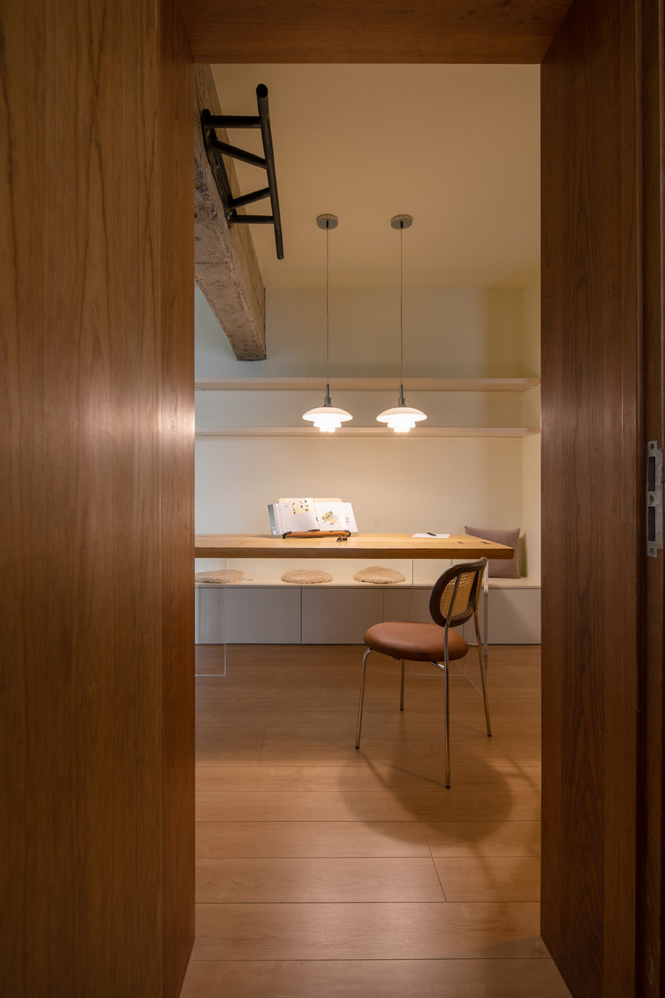 A center core surrounded by bookcases, China by Atelier D+Y - 谷德设计网