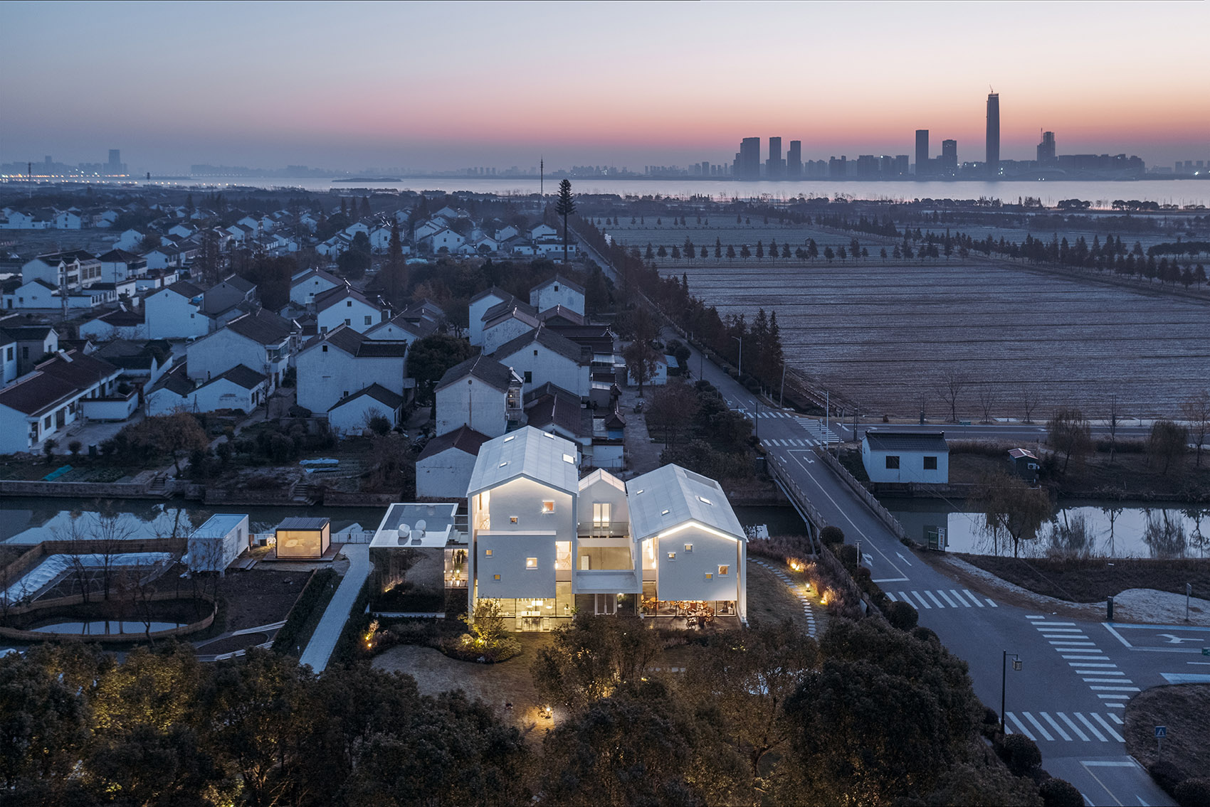The White Suzhou Section Homestay, China by Wutopia Lab - 谷德设计网