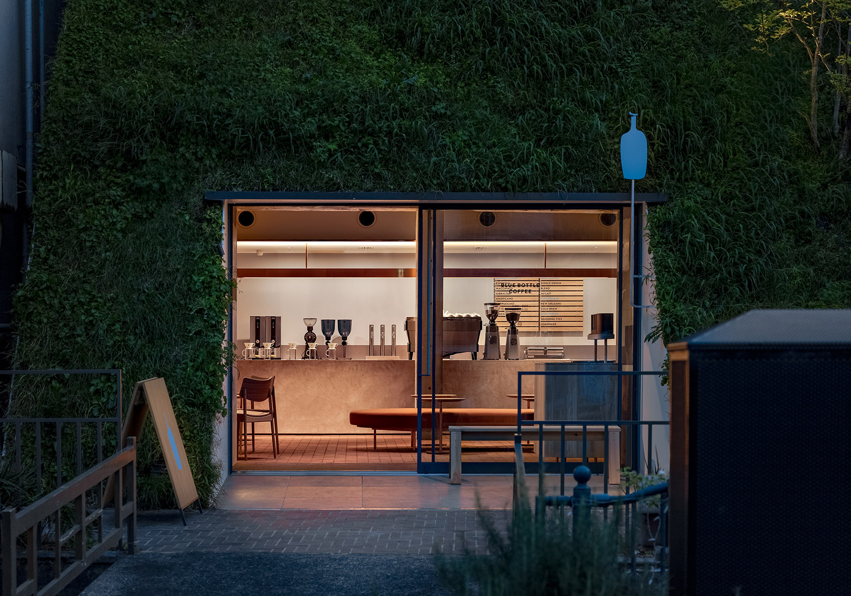 Blue Bottle Coffee Shiroiya Cafe, Japan by Keiji Ashizawa Design - 谷德设计网