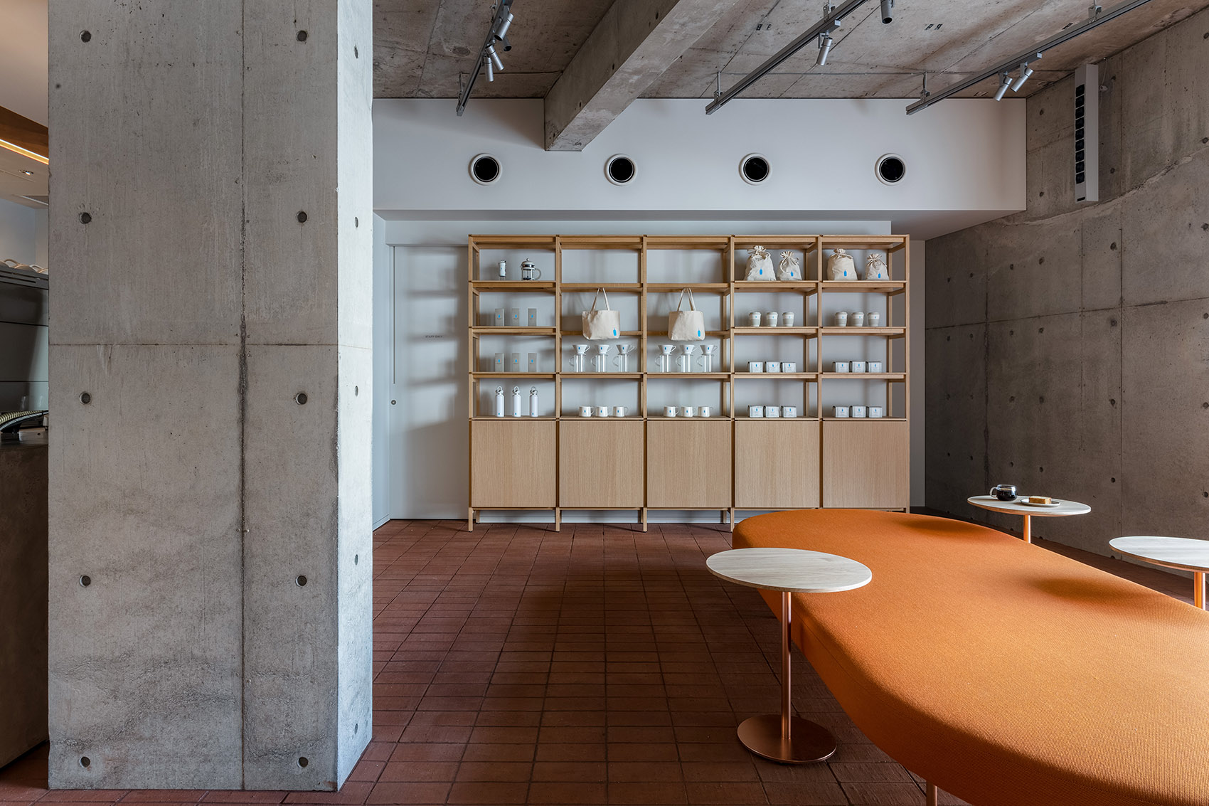 Blue Bottle Coffee Shiroiya Cafe, Japan by Keiji Ashizawa Design - 谷德设计网