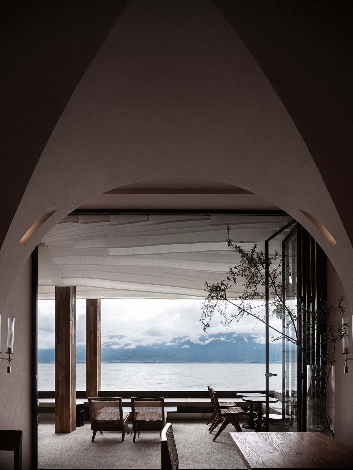 The Tree & Villa by the Erhai Lake, China by Fusion Design - 谷德设计网
