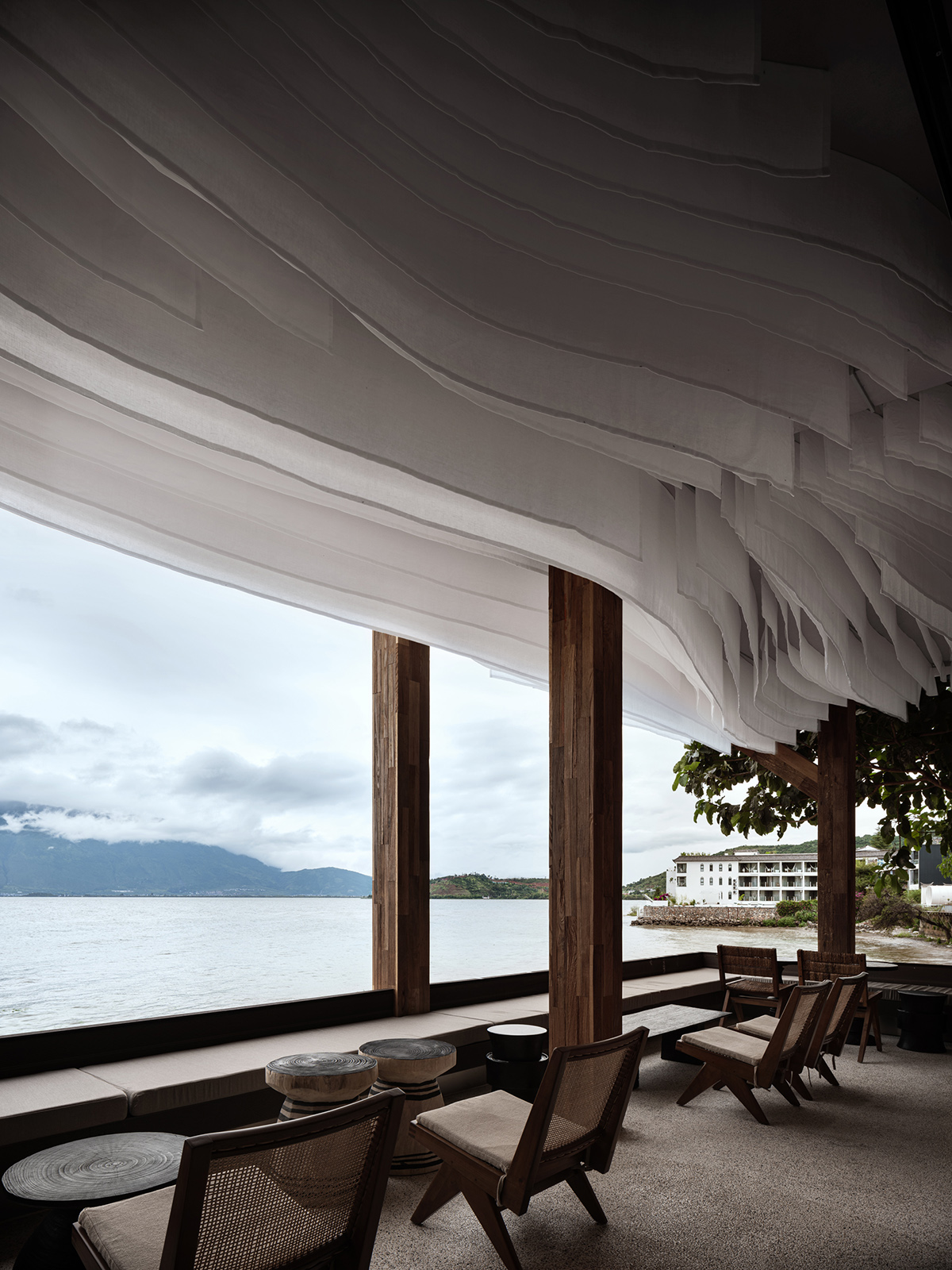 The Tree & Villa by the Erhai Lake, China by Fusion Design - 谷德设计网