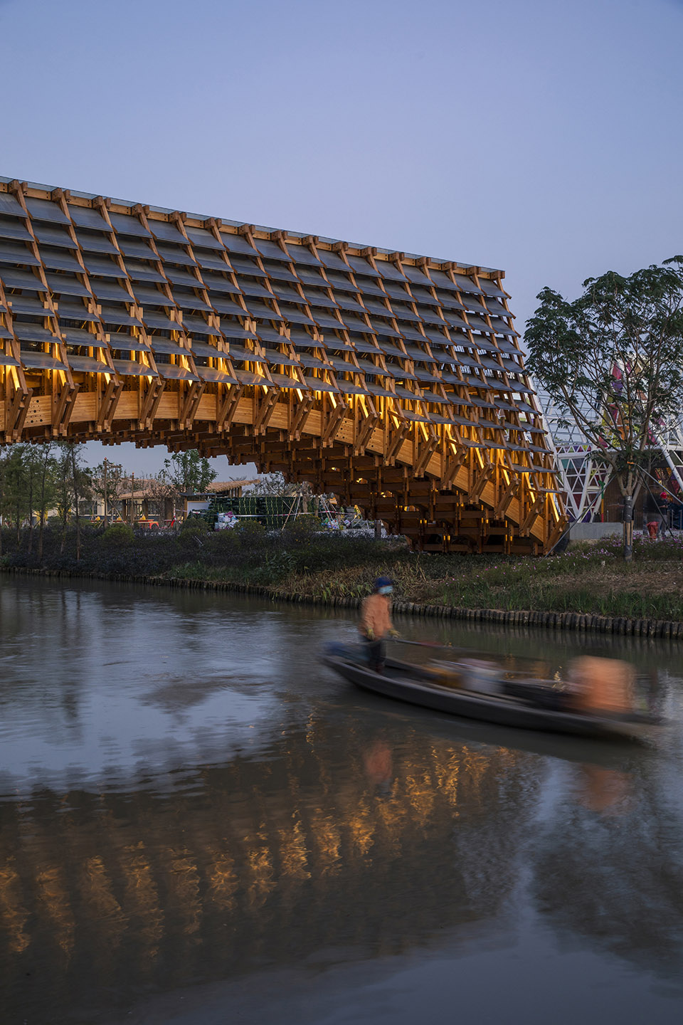 Timber Bridge in Gulou Waterfront, Guangdong, China by LUO studio - 谷德设计网
