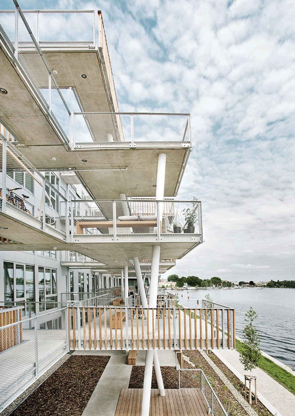 Footbridge on the water by LOVE architecture and urbanism - 谷德设计网
