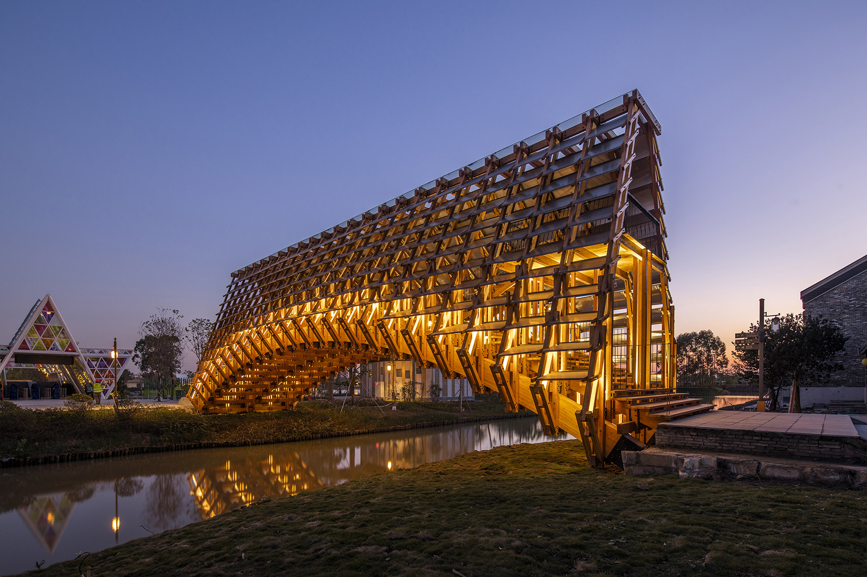 Timber Bridge in Gulou Waterfront, Guangdong, China by LUO studio - 谷德设计网