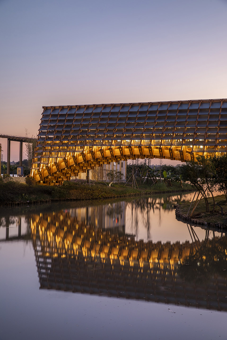 Timber Bridge in Gulou Waterfront, Guangdong, China by LUO studio - 谷德设计网