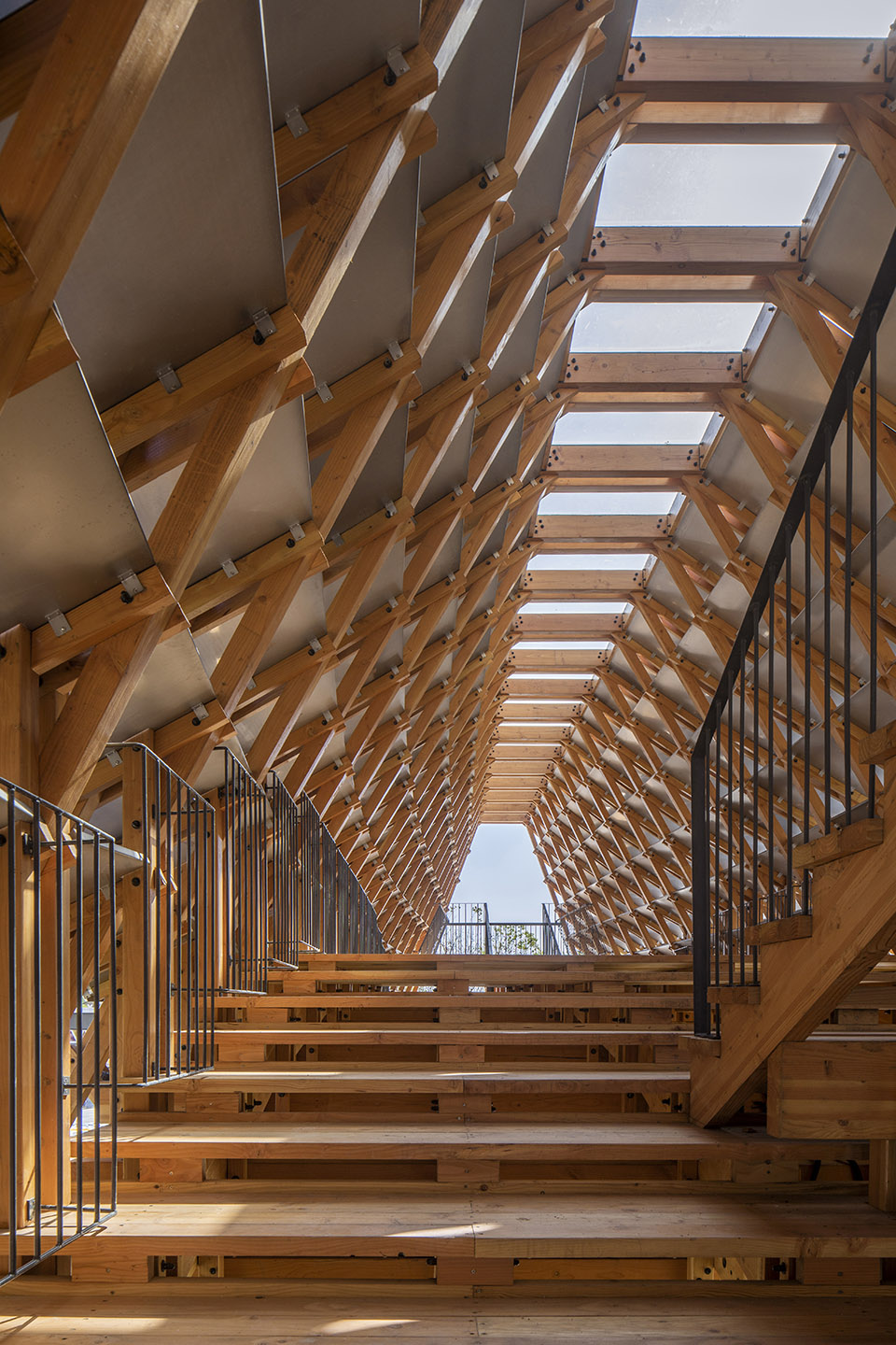 Timber Bridge in Gulou Waterfront, Guangdong, China by LUO studio - 谷德设计网