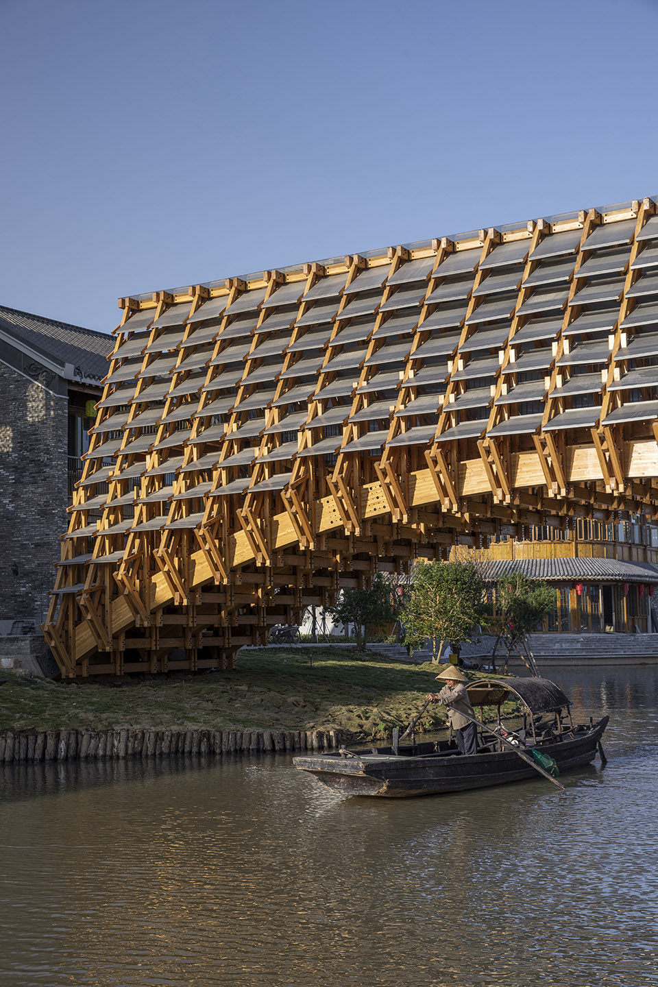 Timber Bridge in Gulou Waterfront, Guangdong, China by LUO studio - 谷德设计网