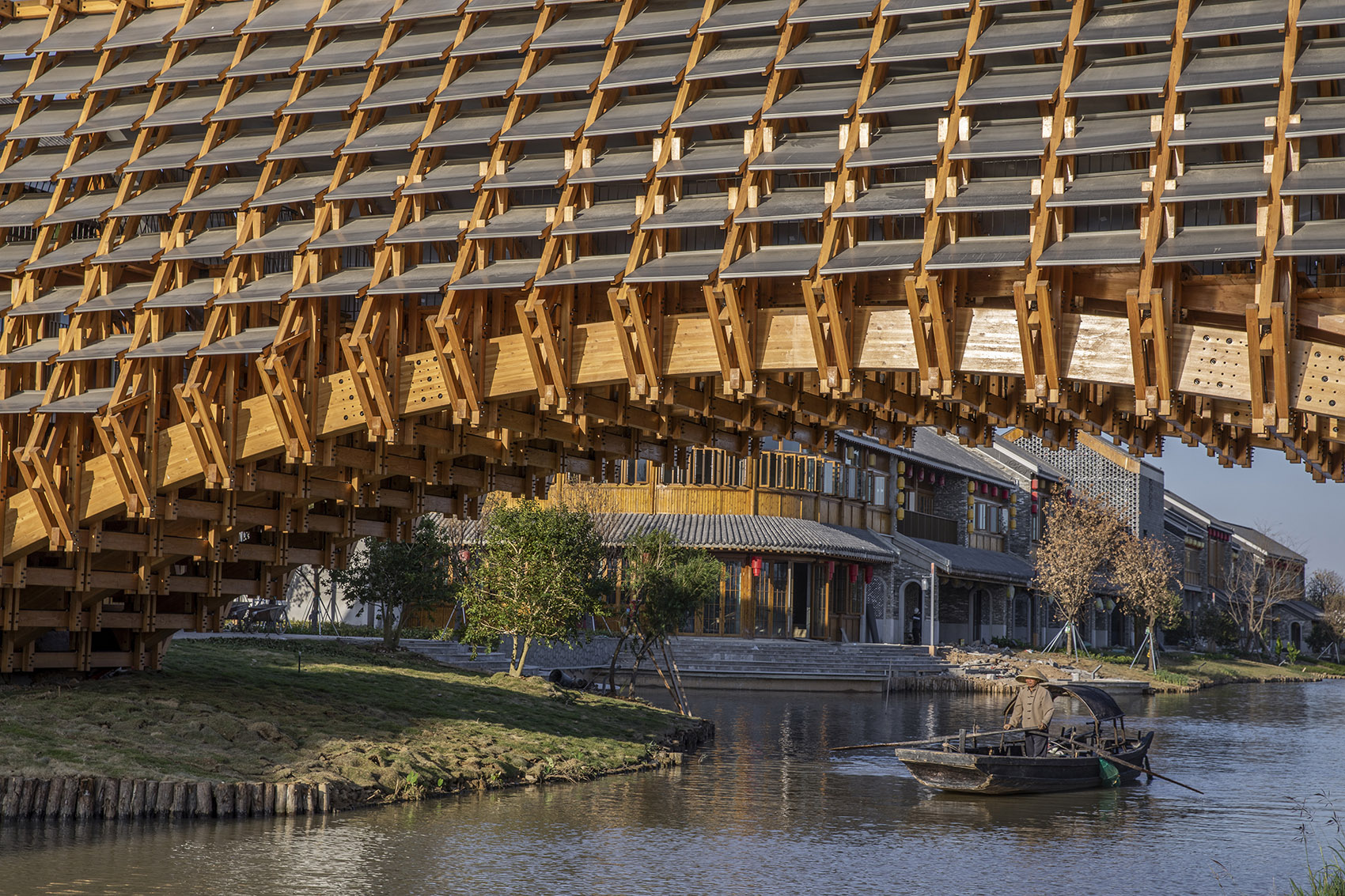 Timber Bridge in Gulou Waterfront, Guangdong, China by LUO studio - 谷德设计网