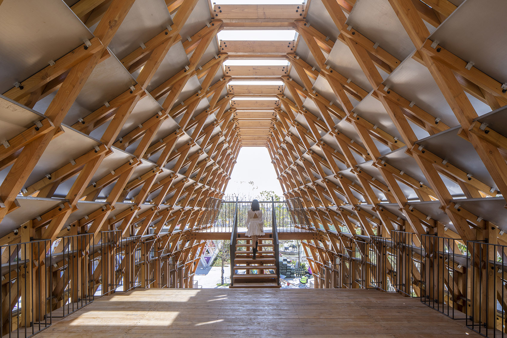 Timber Bridge in Gulou Waterfront, Guangdong, China by LUO studio - 谷德设计网